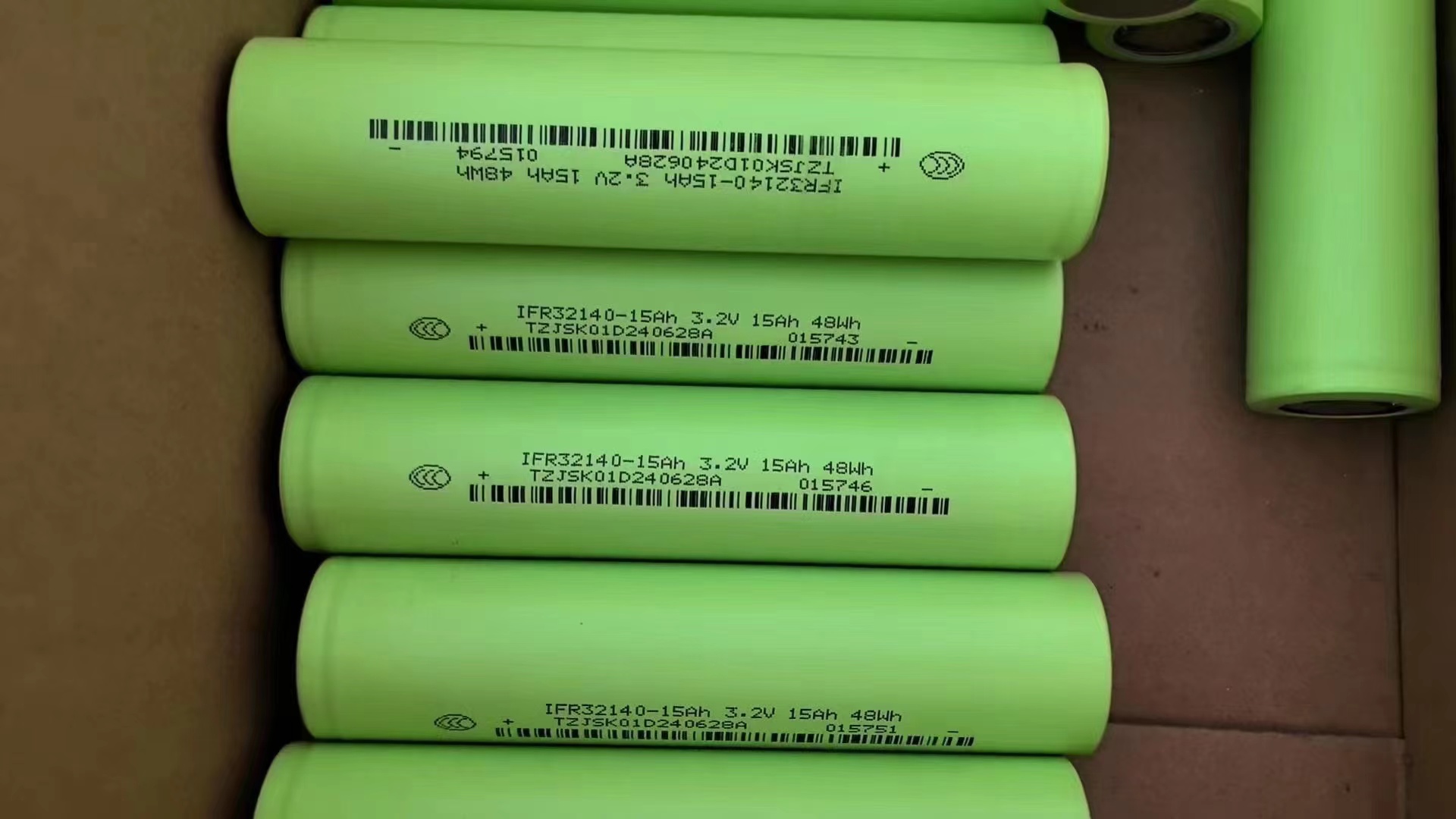 Big capacity cylinderical lifepo4 battery 3.2v 32140 15A for solar storage